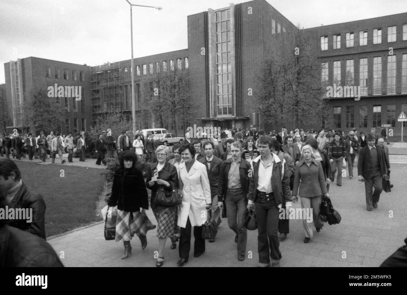 Workers and employees changing shifts at the Volkswagen factory in ...