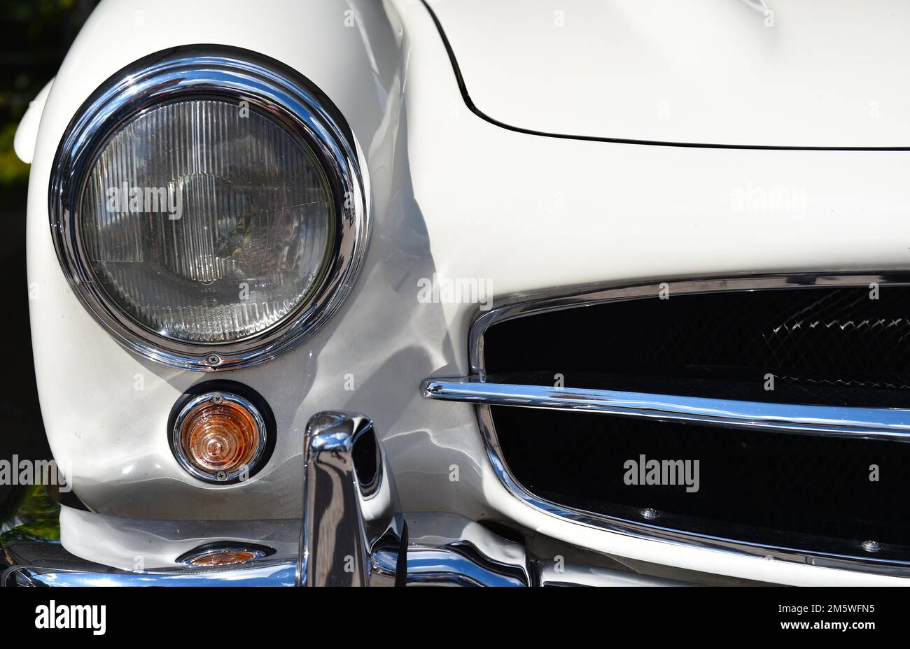 Mercedes headlights hi-res stock photography and images - Alamy