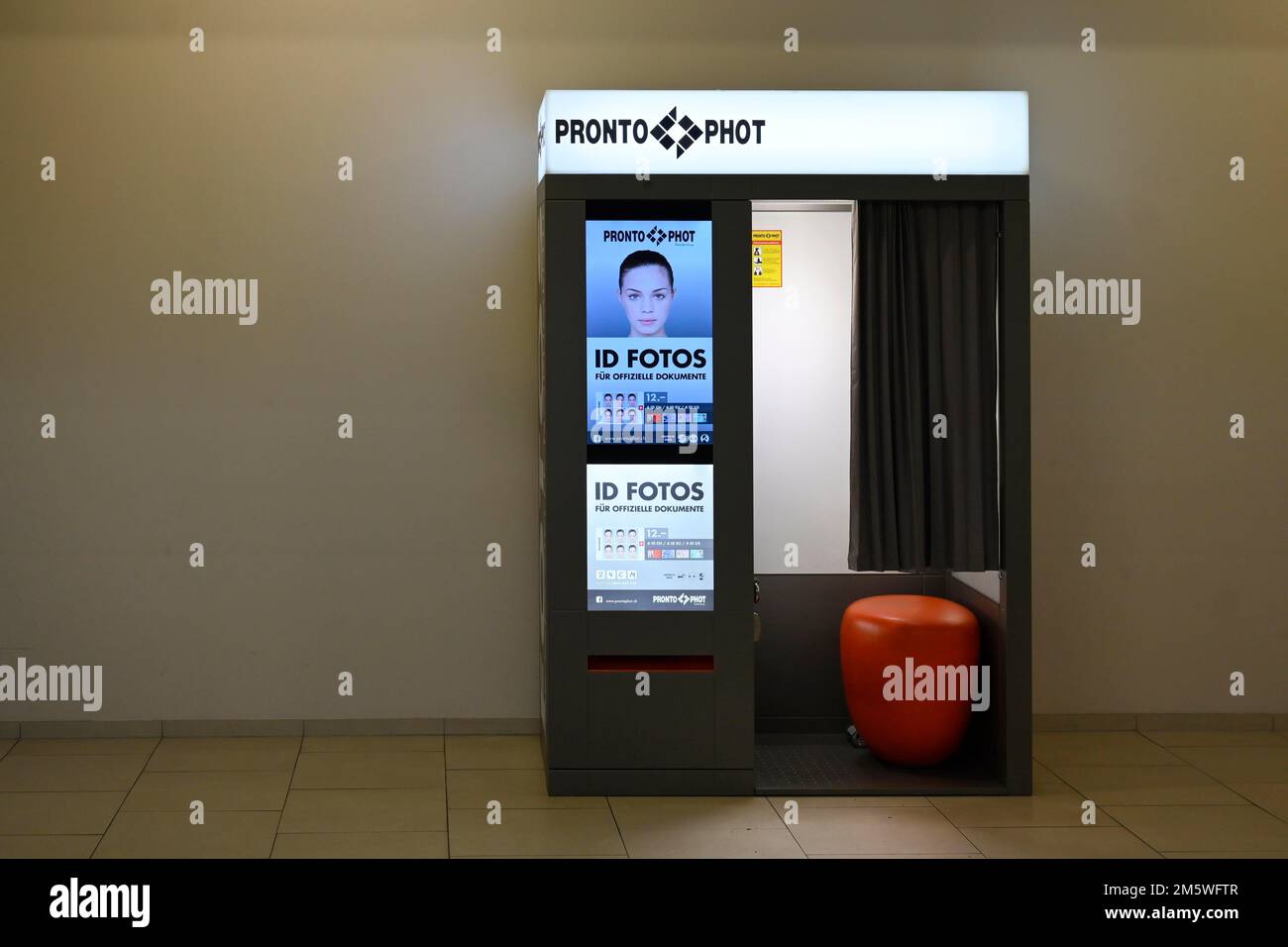 Face booth hi-res stock photography and images - Alamy