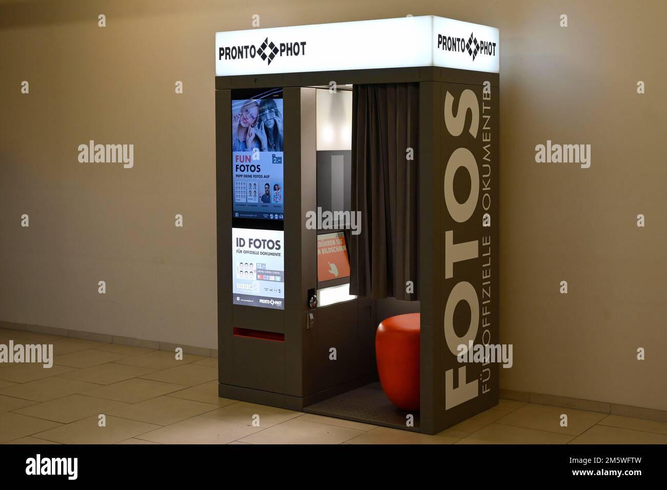 Face booth hi-res stock photography and images - Alamy