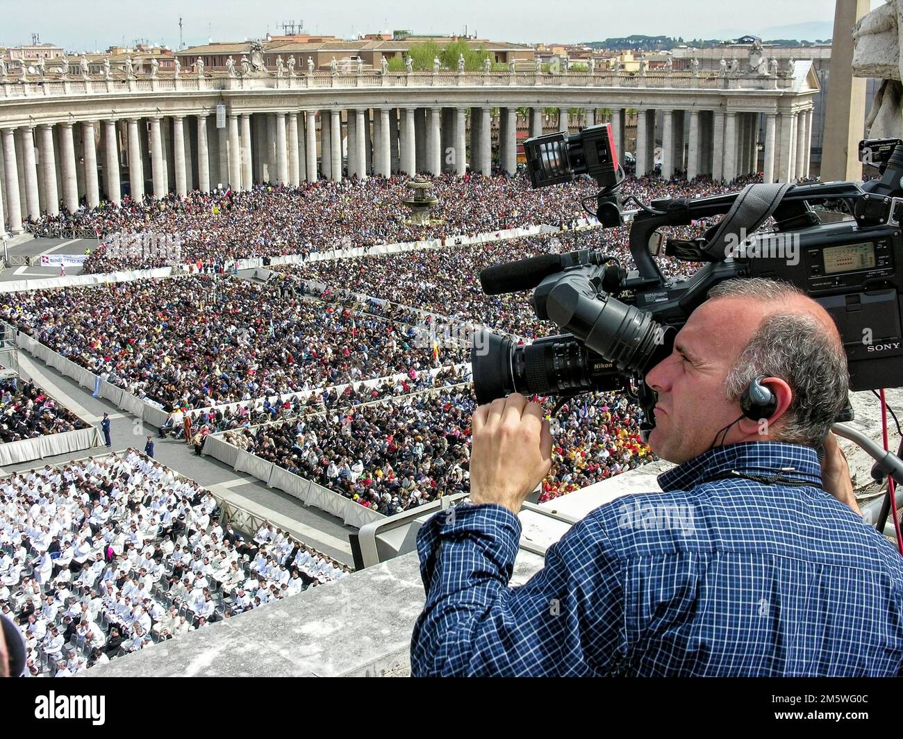 Cameraman at the inauguration ceremony of Pope Benedict XVI, Piazza San ...