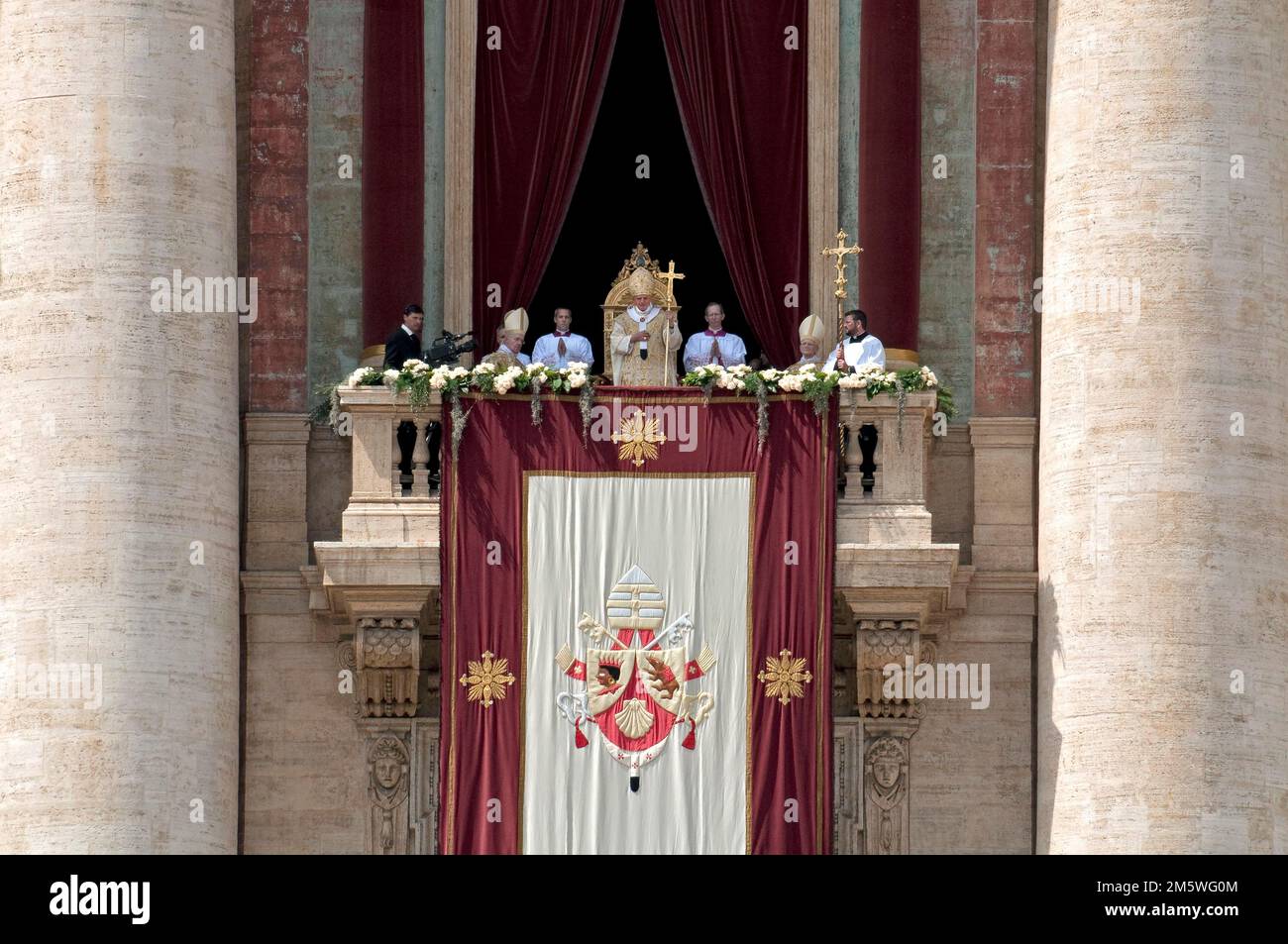 St. Peter's Basilica with Pope Benedict XVI for the Easter blessing ...