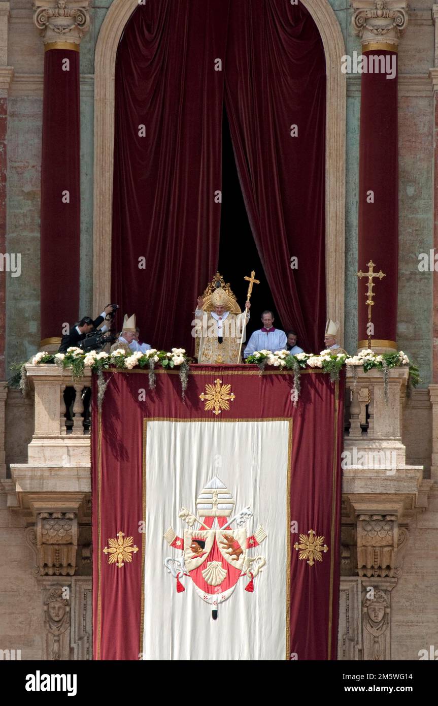 St. Peter's Basilica with Pope Benedict XVI for the Easter blessing ...