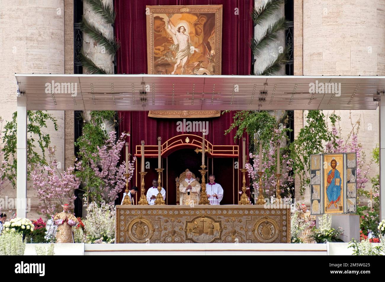 Altar for Easter Mass with Pope Benedict XVI for Easter Mass, St Peter ...