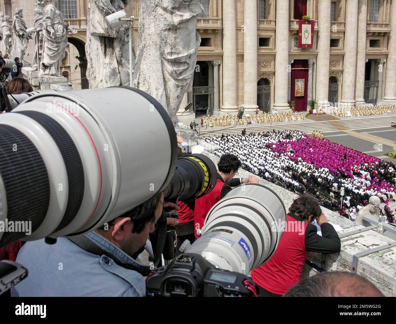 Press photographers, professional photographers with long telephoto ...
