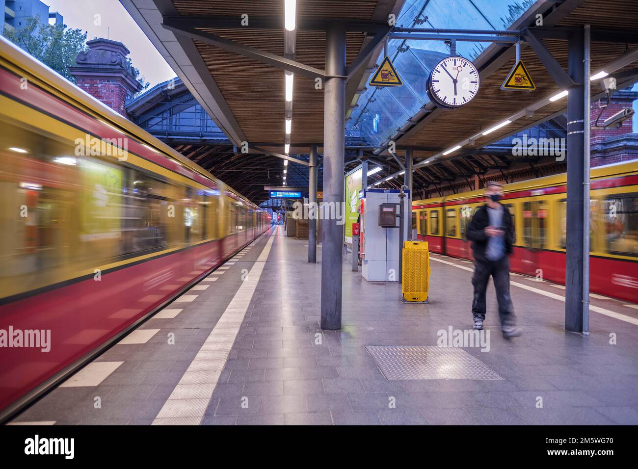 Germany, Berlin, 20. 10. 2020, platform, S-Bahn, man with mask Stock ...