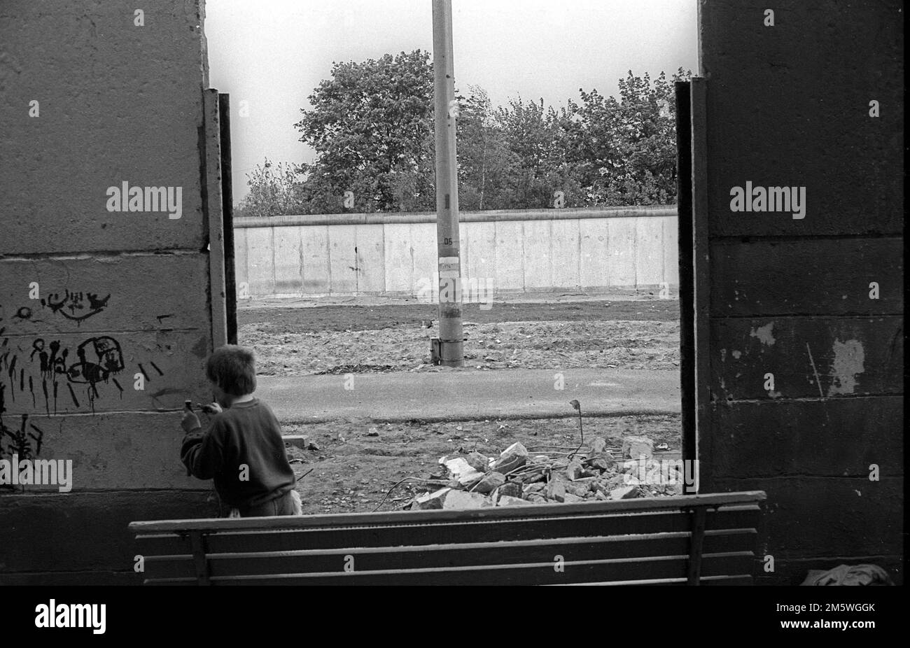 Fall on the berlin child wall hi-res stock photography and images - Alamy