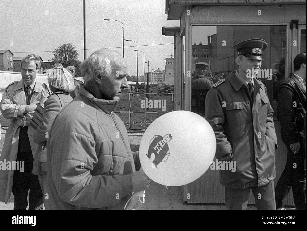 GDR, Berlin, 04. 04. 1990, guard house at the Brunnenstrasse border ...