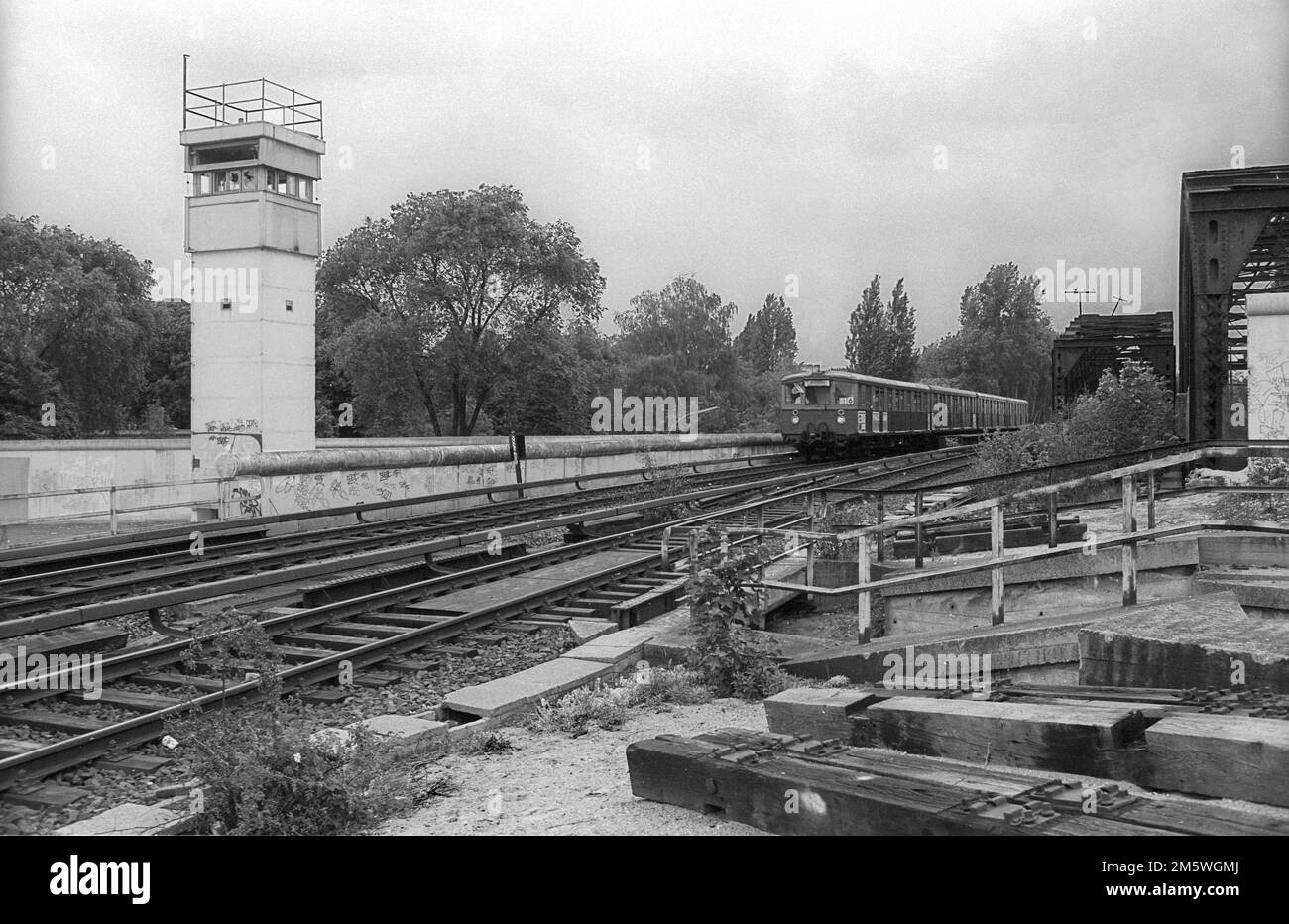 GDR, Berlin, 07. 06. 1990, border guards at the Liesenbruecke ...