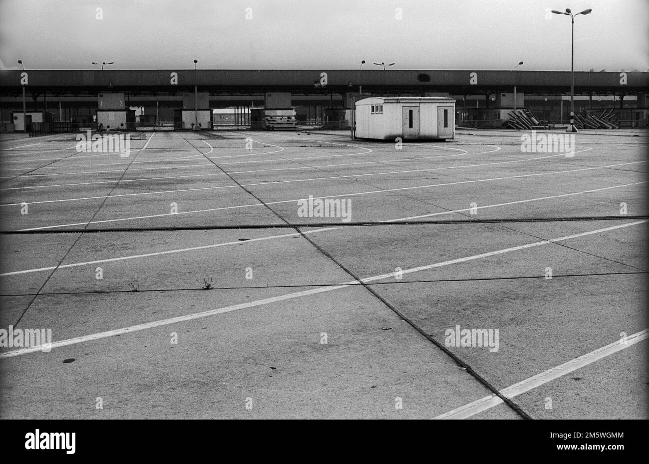 GDR, Berlin, 24 August 1990, check-in building of the former Dreilinden ...