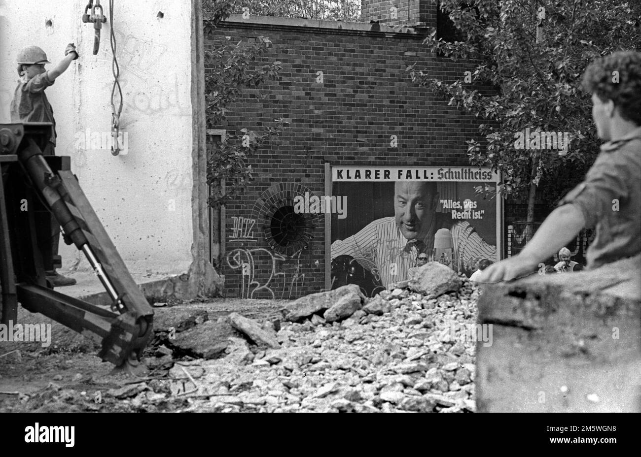 GDR, Berlin, 13 June 1990, demolition of the Wall on the historic ...