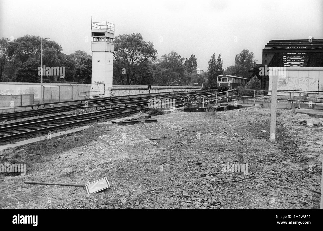 GDR, Berlin, 07. 06. 1990, border guards at the Liesenbruecke ...