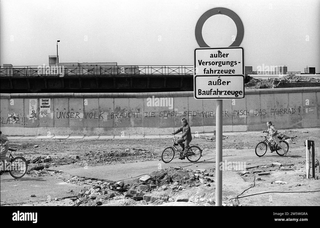 GDR, Berlin, 28. 04. 1990, Wall at the old goods station area ...