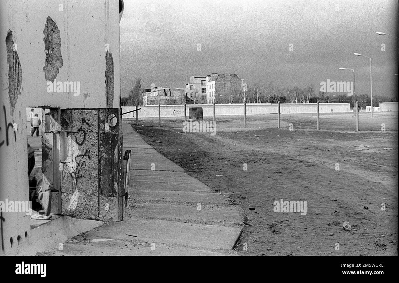 GDR, Berlin, 26. 02. 1990, Wall at Potsdamer Platz, door in the wall ...