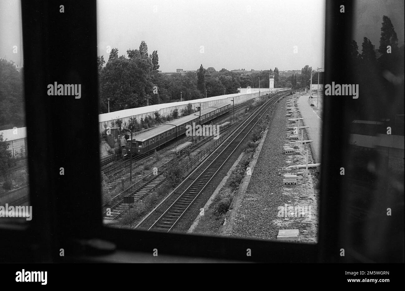 GDR, Berlin, 07. 06. 1990, border guards at Nordbahnhof, view from a ...