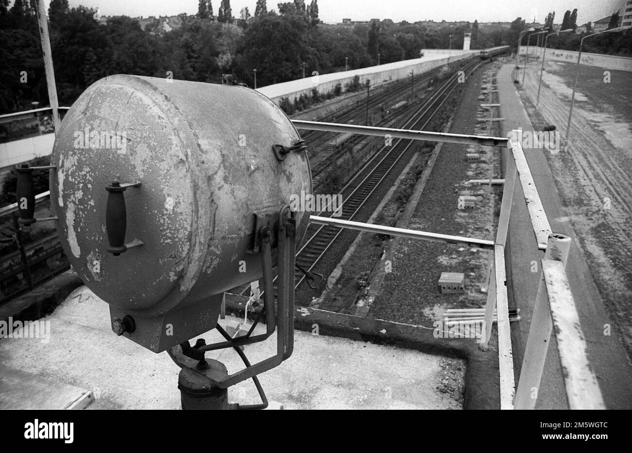 GDR, Berlin, 07. 06. 1990, border guards at Nordbahnhof, spotlights ...