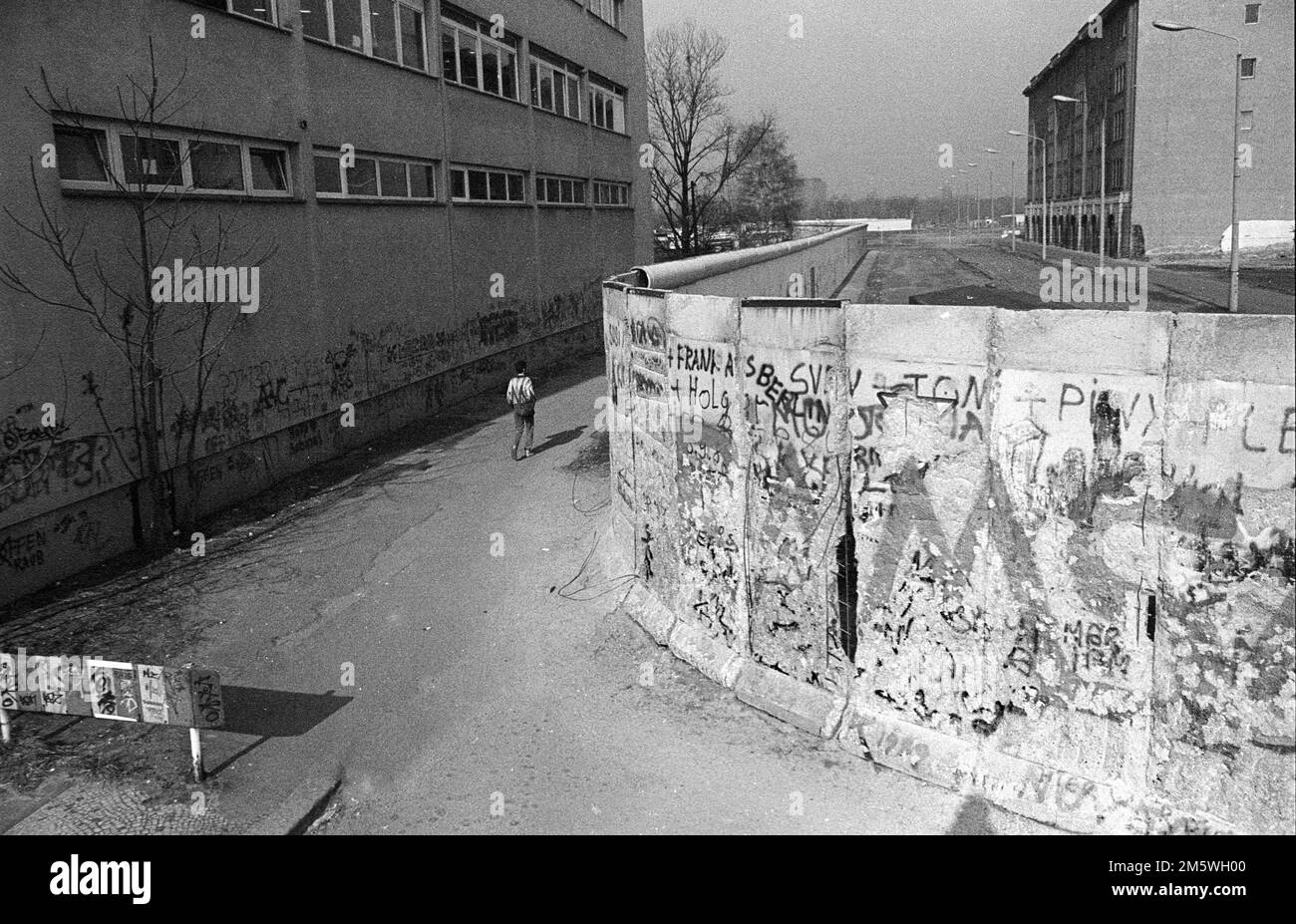 GDR, Berlin, 16. 031990, Wall at Potsdamer Platz, near the Gropius ...