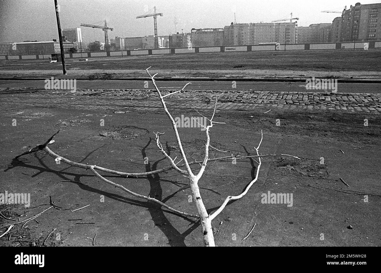 GDR, Berlin, 16. 03. 1990, Wall between Potsdamer Platz and Brandenburg ...