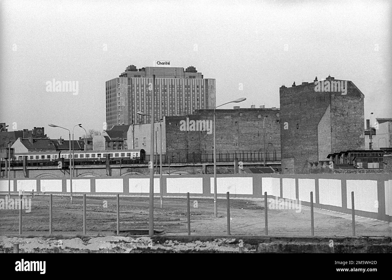 GDR, Berlin, 23. 02. 1990, Spreebogen, view across the Spree to the ...