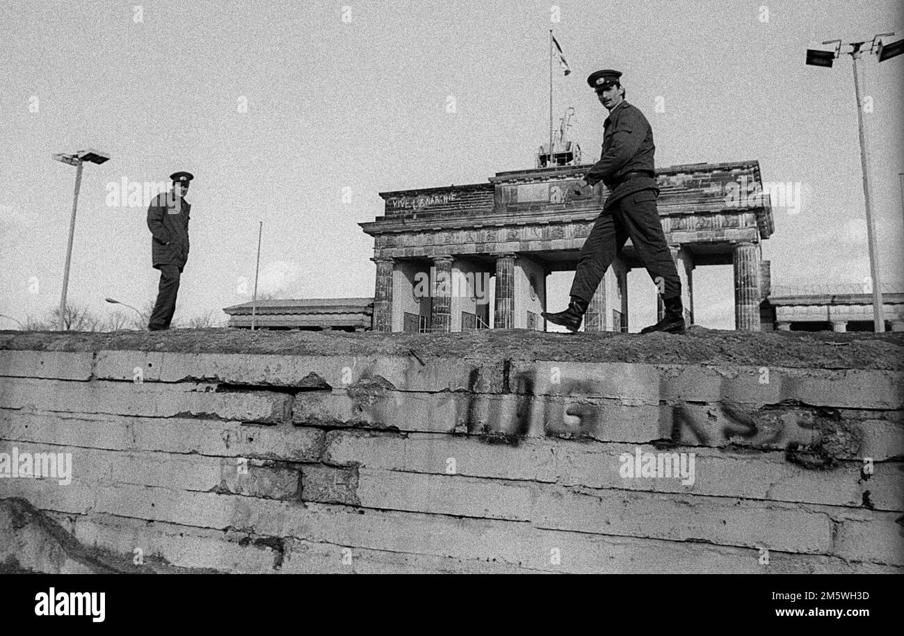 GDR, Berlin, 03. 03. 1990, Wall Brandenburg Gate, border guards drive ...