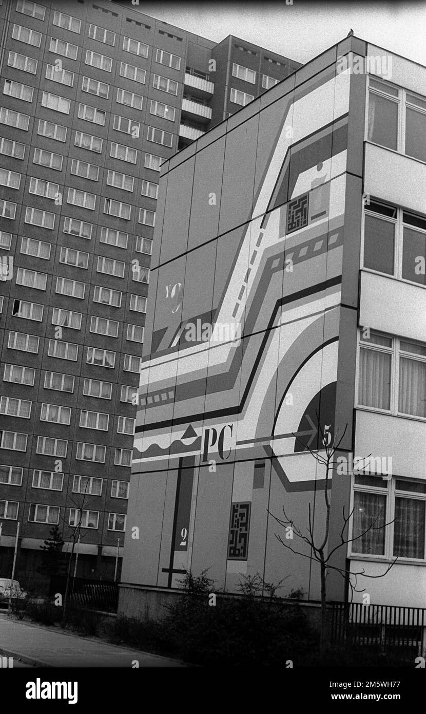 GDR, Berlin, 07. 02. 1990, gable of a school in Karlshorst, with art by ...