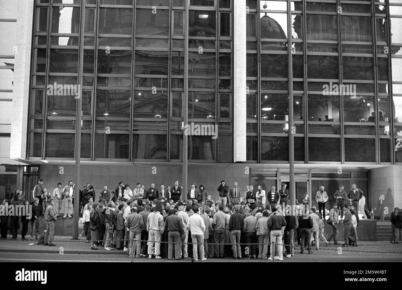 GDR, Berlin, 14 October 1989, in front of the People's Chamber in the ... GDR, Berlin, 14 October 1989, in front of the People's Chamber in the ...