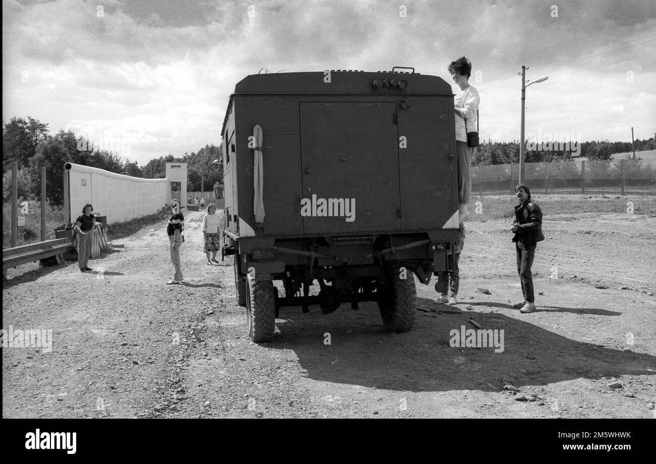 Germany, Moedlareuth, 18. 08. 1991, wall with watchtower, army vehicle ...