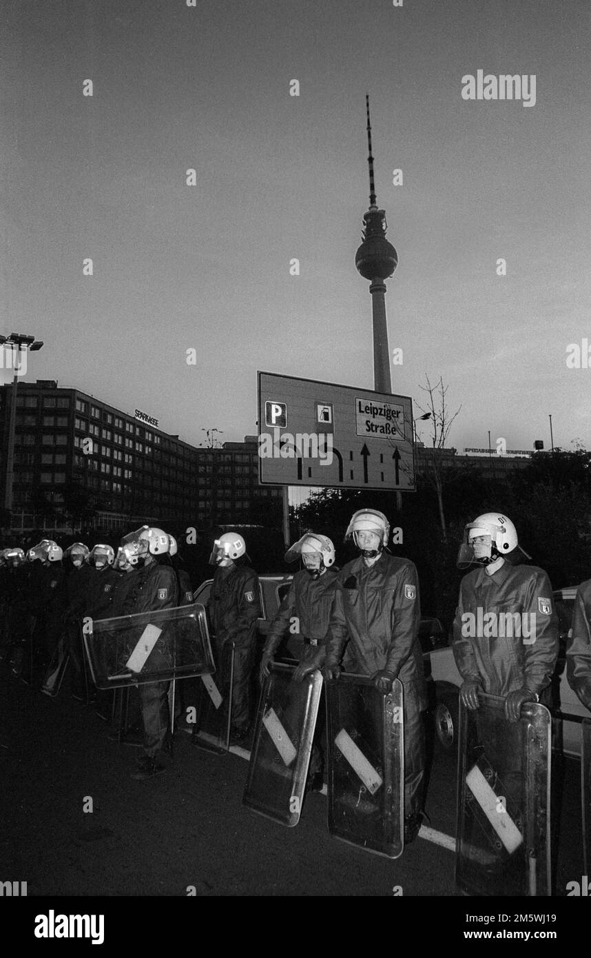 Germany, Berlin, 03. 10. 1990, Police action at Alexanderplatz for the ...