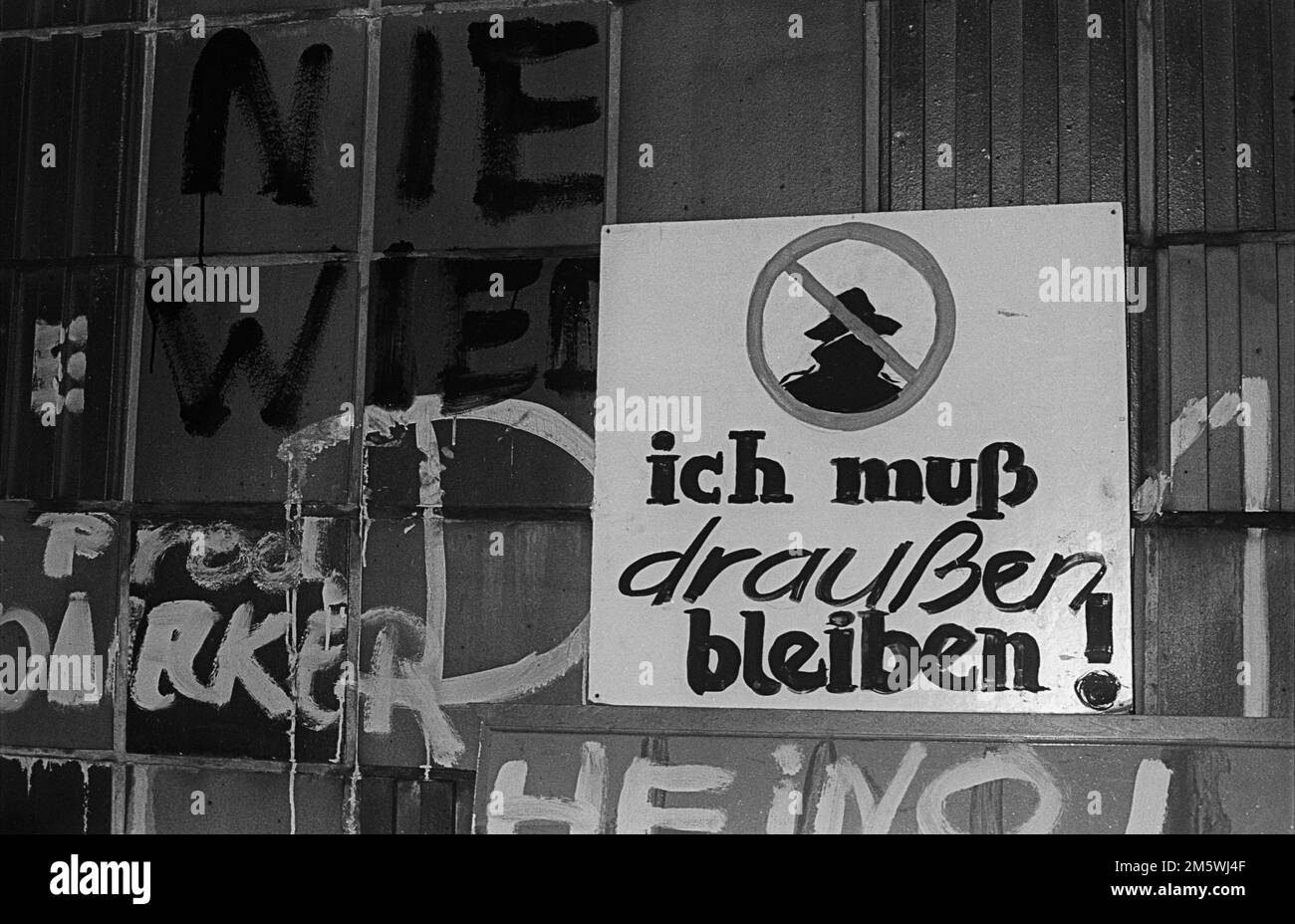 GDR, Berlin, 15. 01. 1990, occupation of the Stasi headquarters in ...