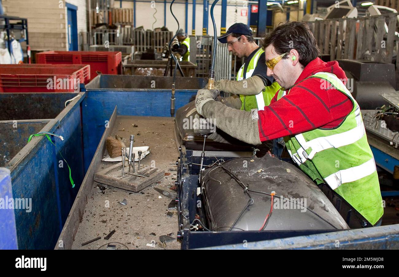 Recycling electronica tv televisie sorteren electrische apparaten ...