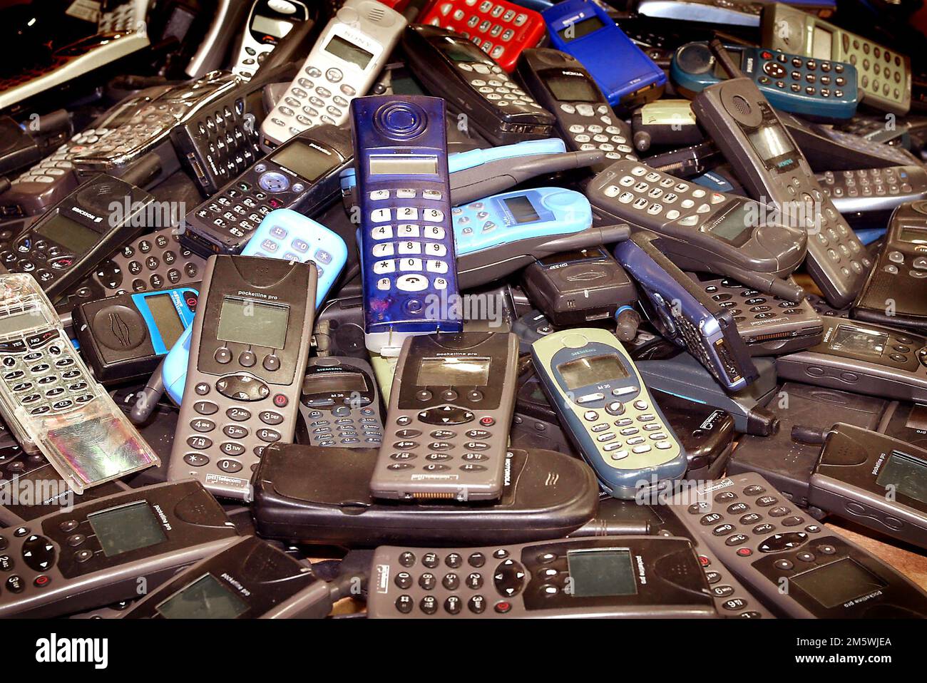 Phone recycling precious metals hi-res stock photography and images - Alamy