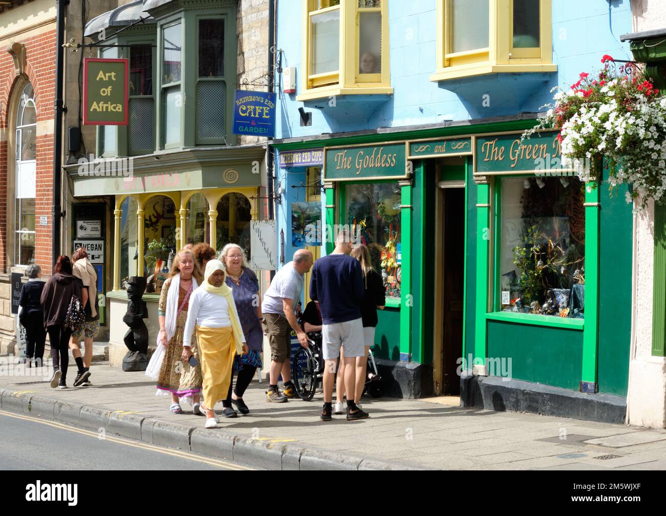 Shoppers Glastonbury High Street Stock Photo - Alamy