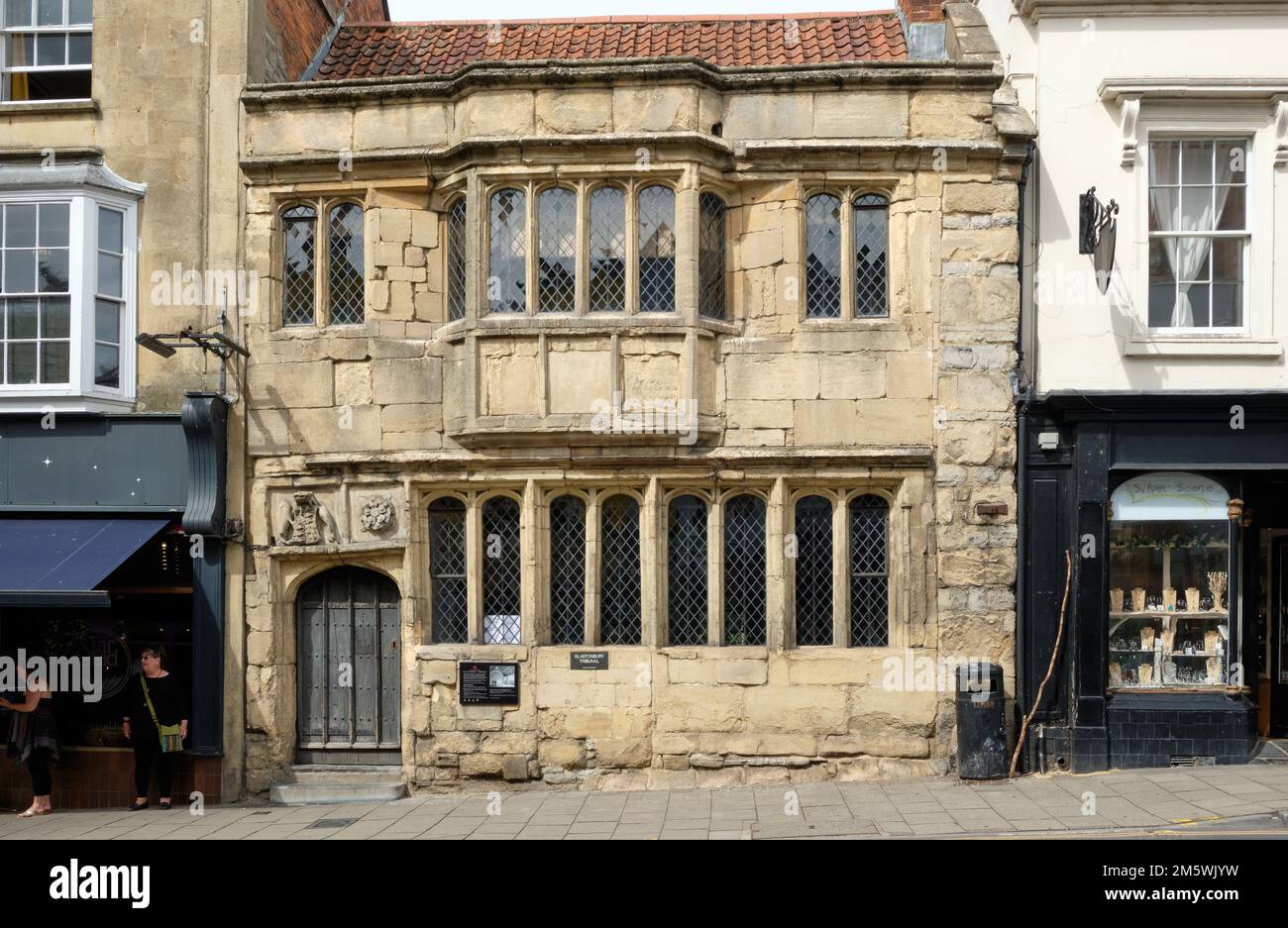 Glastonbury museum at the tribunal hi-res stock photography and images ...