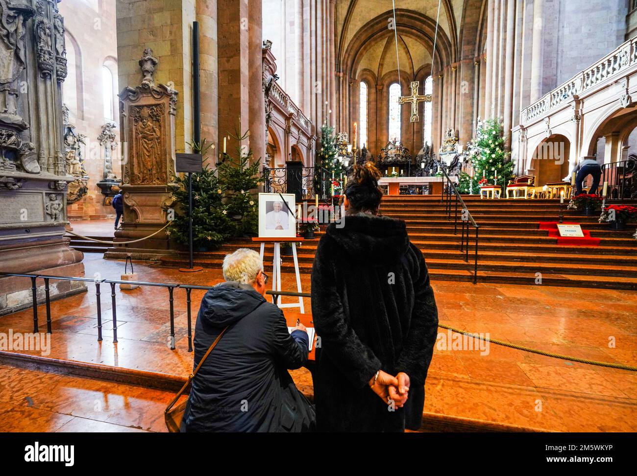 Mainz, Germany. 31st Dec, 2022. People sign in condolences. Pope ...