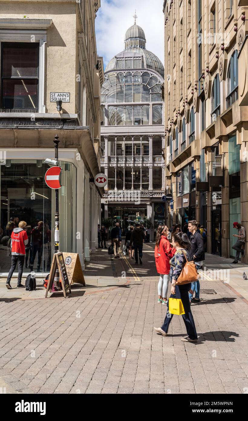manchester stree scenes Stock Photo - Alamy