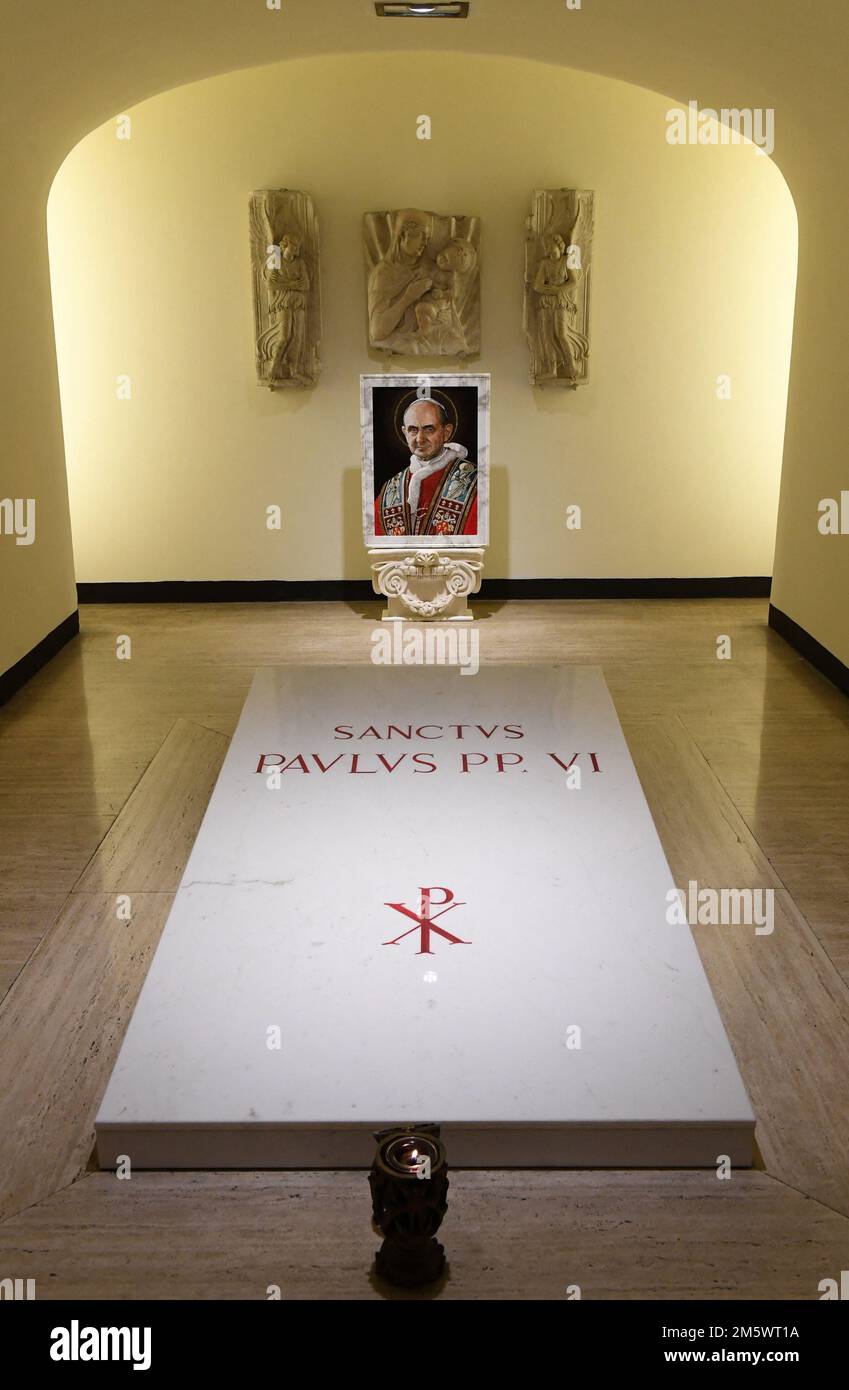 Pope Paul VI s tomb in the crypt of St. Peter's Basilica, resting place ...