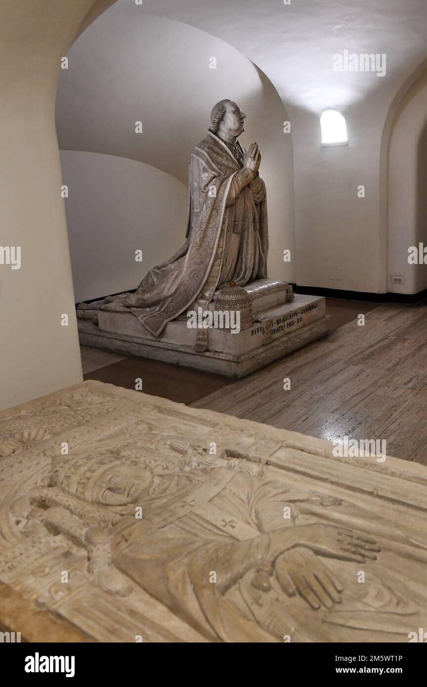 Innocent VII and Pius VI's tombs in the crypt of St. Peter's Basilica ...