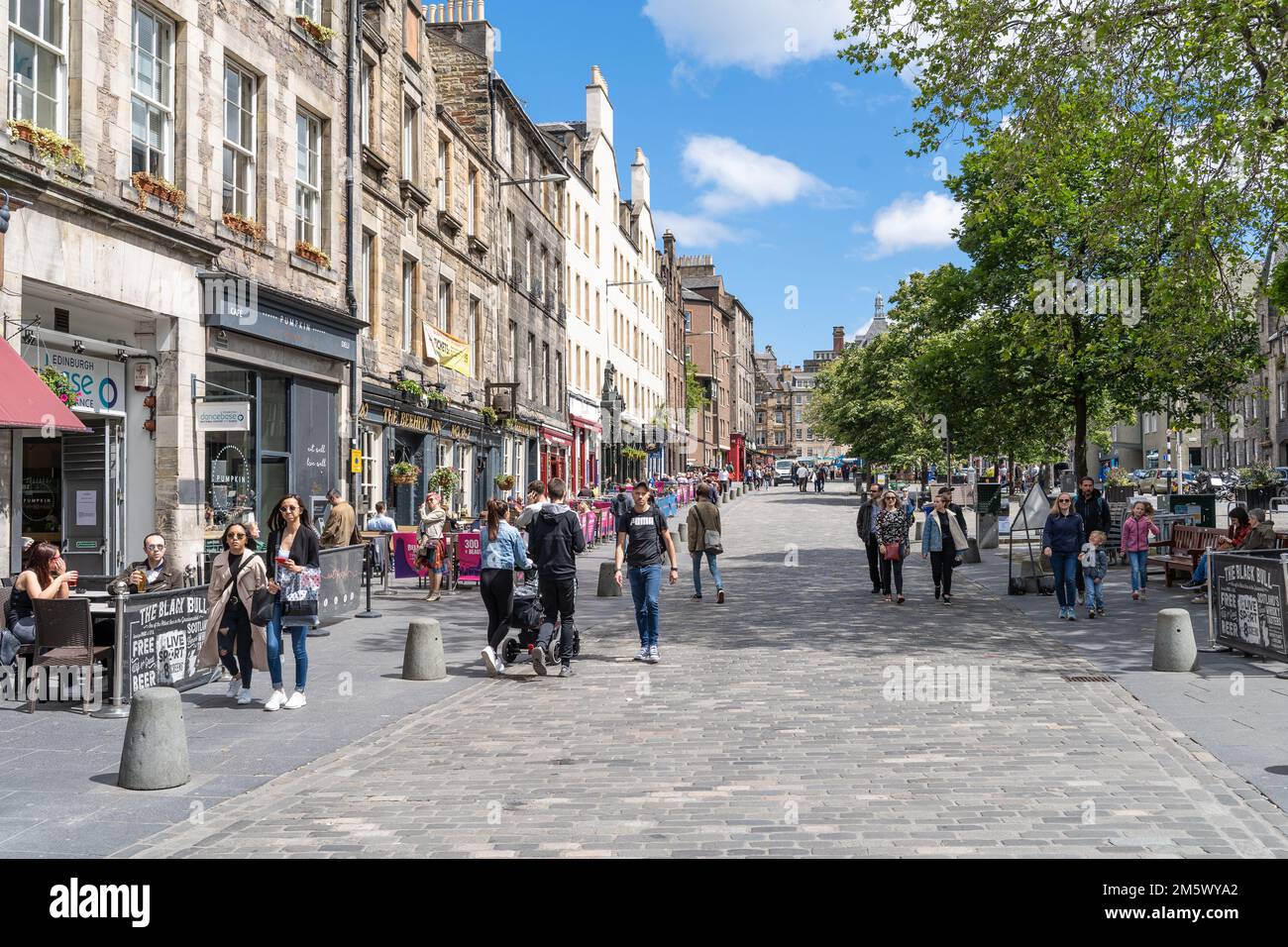 edinburgh street scenes Stock Photo - Alamy