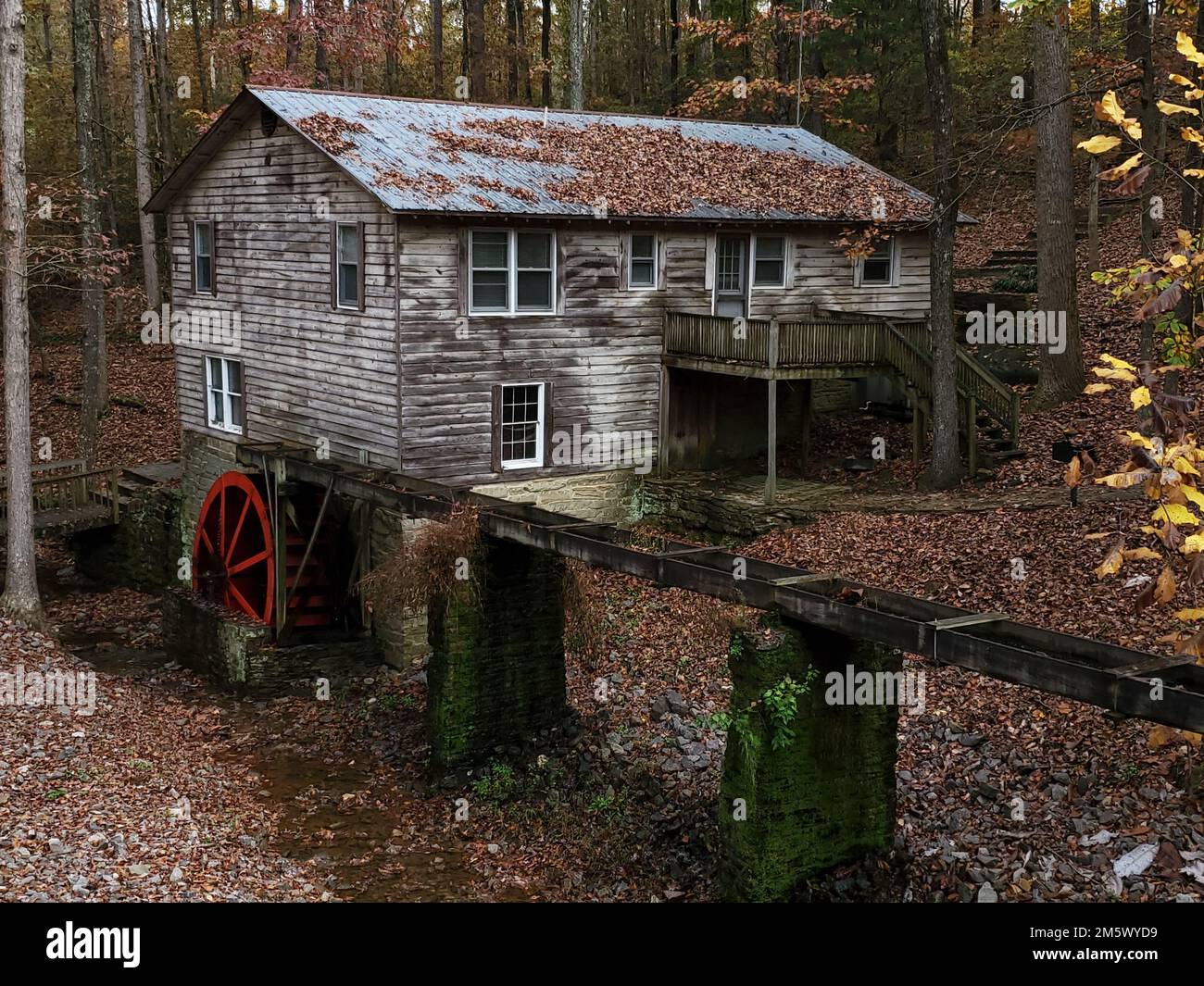 Red water wheel hi-res stock photography and images - Alamy