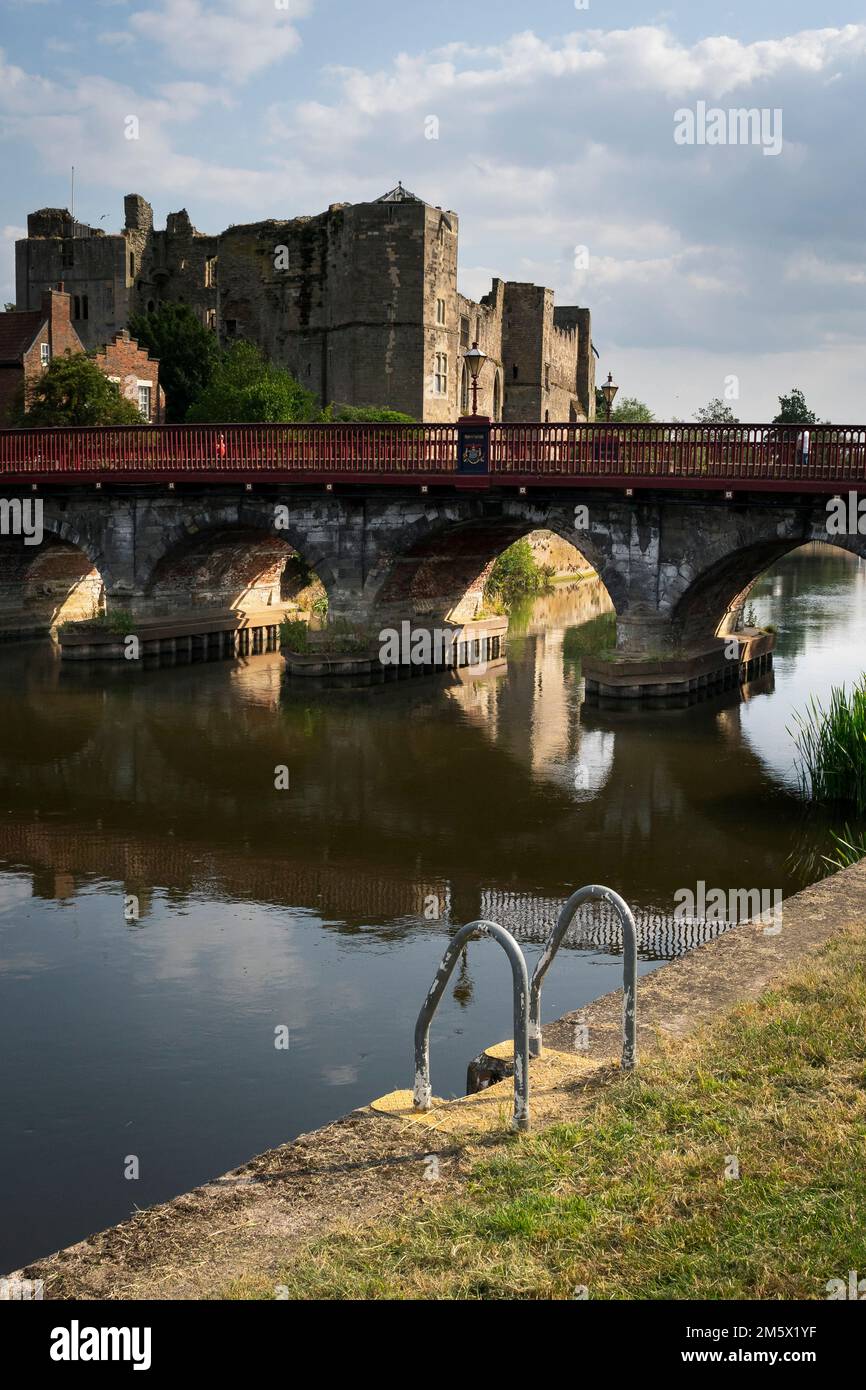 Evening on the River Trent overlooking Newark Castle, England, UK Stock ...