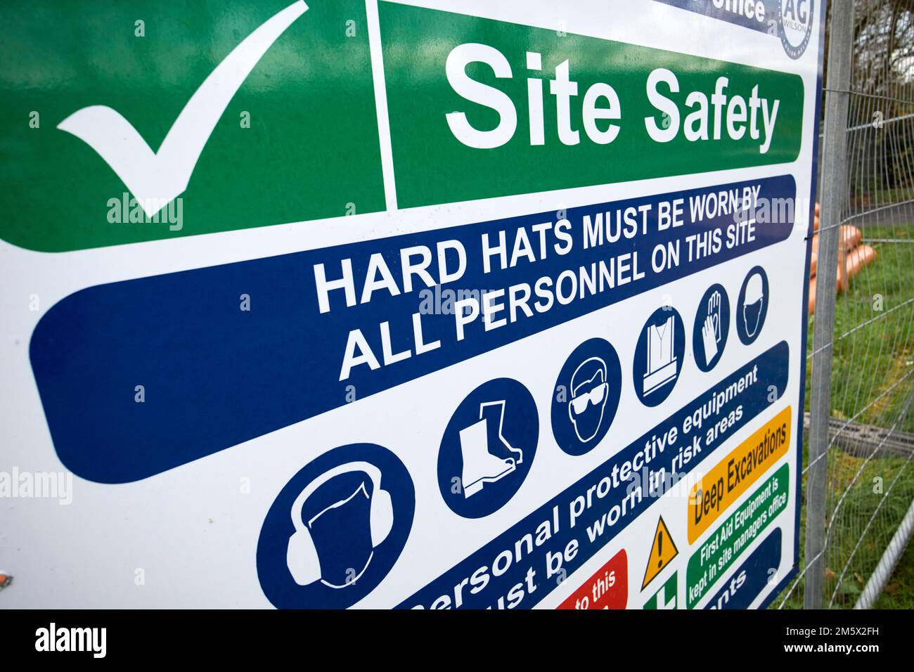 Construction site safety signs hi-res stock photography and images - Alamy
