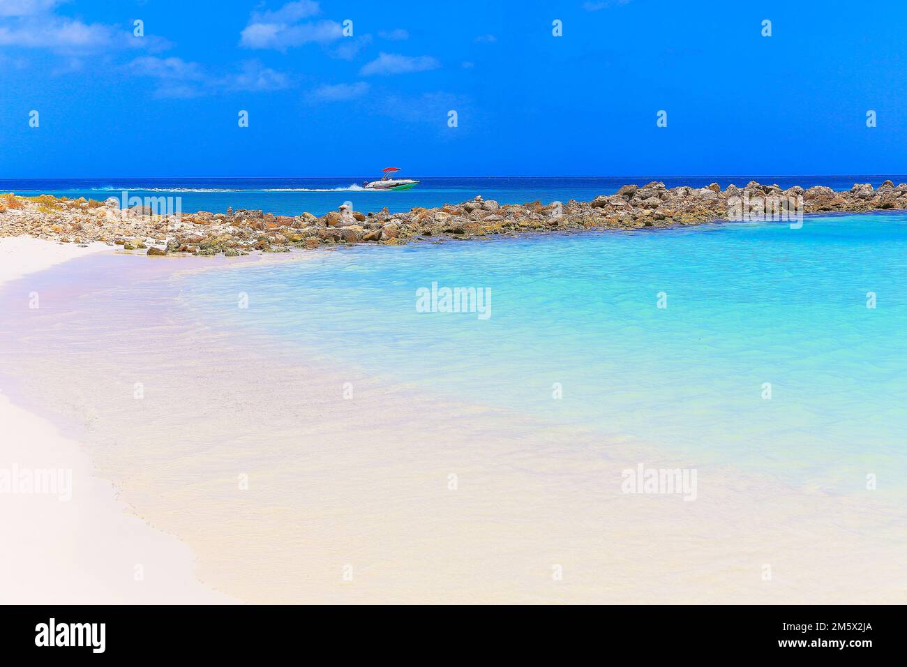 Secluded turquoise beach in Aruba, Caribbean Blue sea, Duth Antilles ...