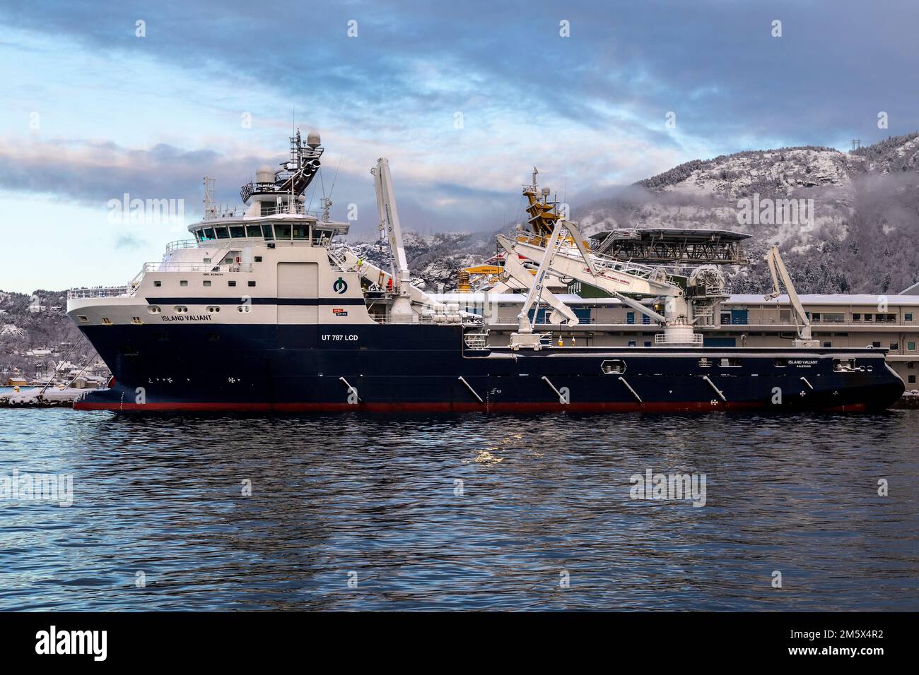 Offshore AHTS anchor handling tug supply light construction vessel ...