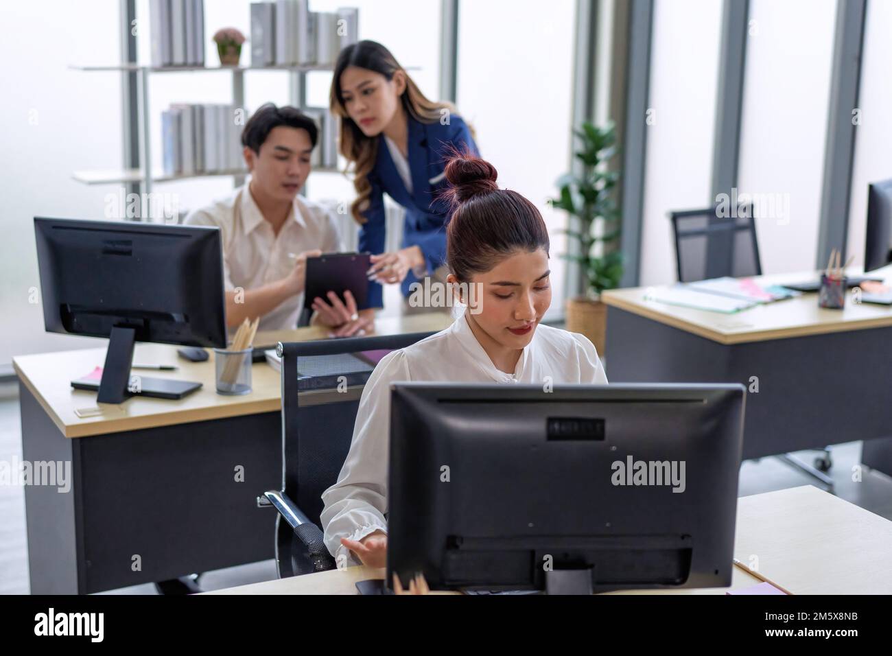 Business employee in formal hi-res stock photography and images - Alamy