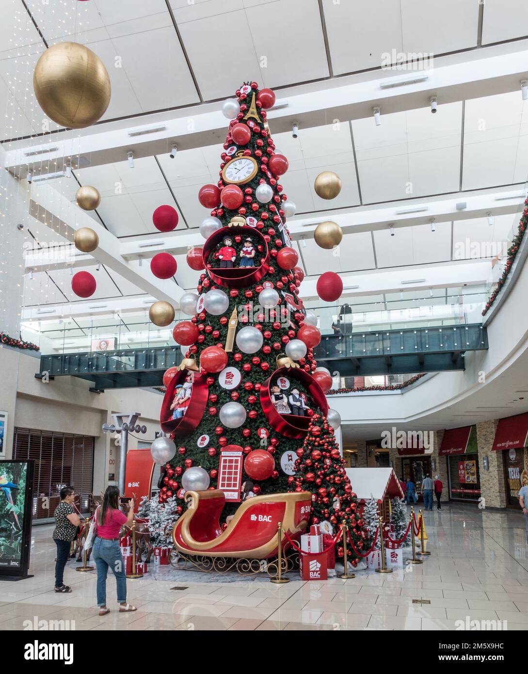 Large decorated Christmas tree at a mall in San José, Costa Rica Stock ...