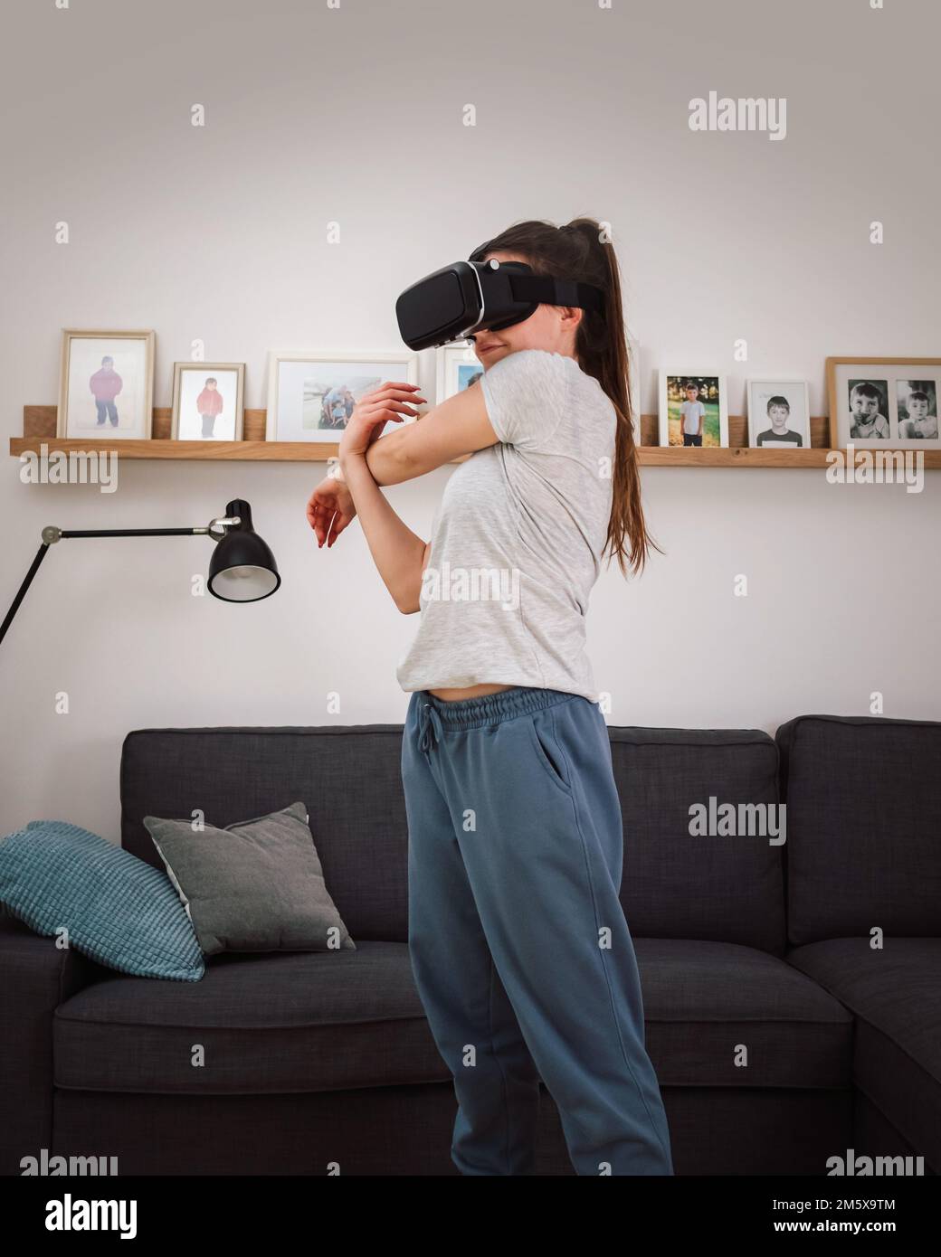 Girl wearing a vr headset hi-res stock photography and images - Alamy