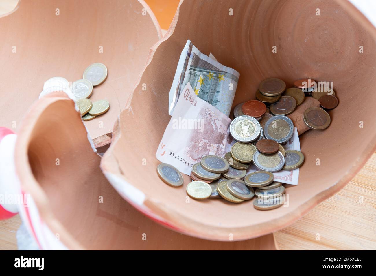 Broken banknotes hi-res stock photography and images - Alamy