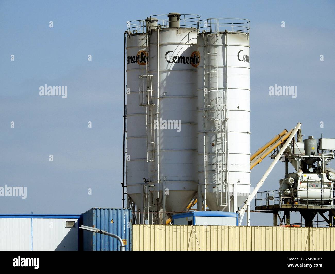 Cement mixing tank hi-res stock photography and images - Alamy