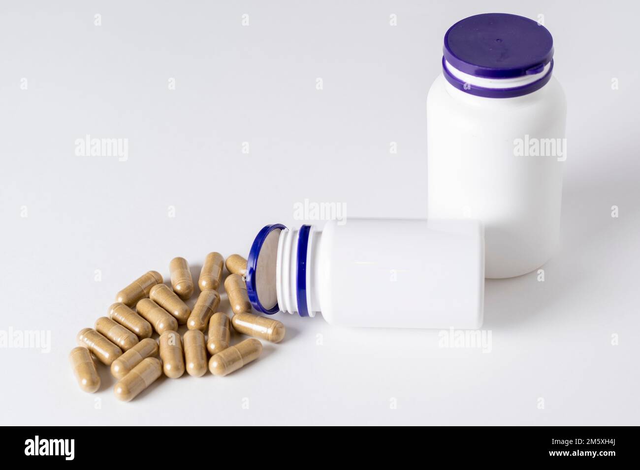 Mockup bottles with natural bio pills or vitamins, white background ...