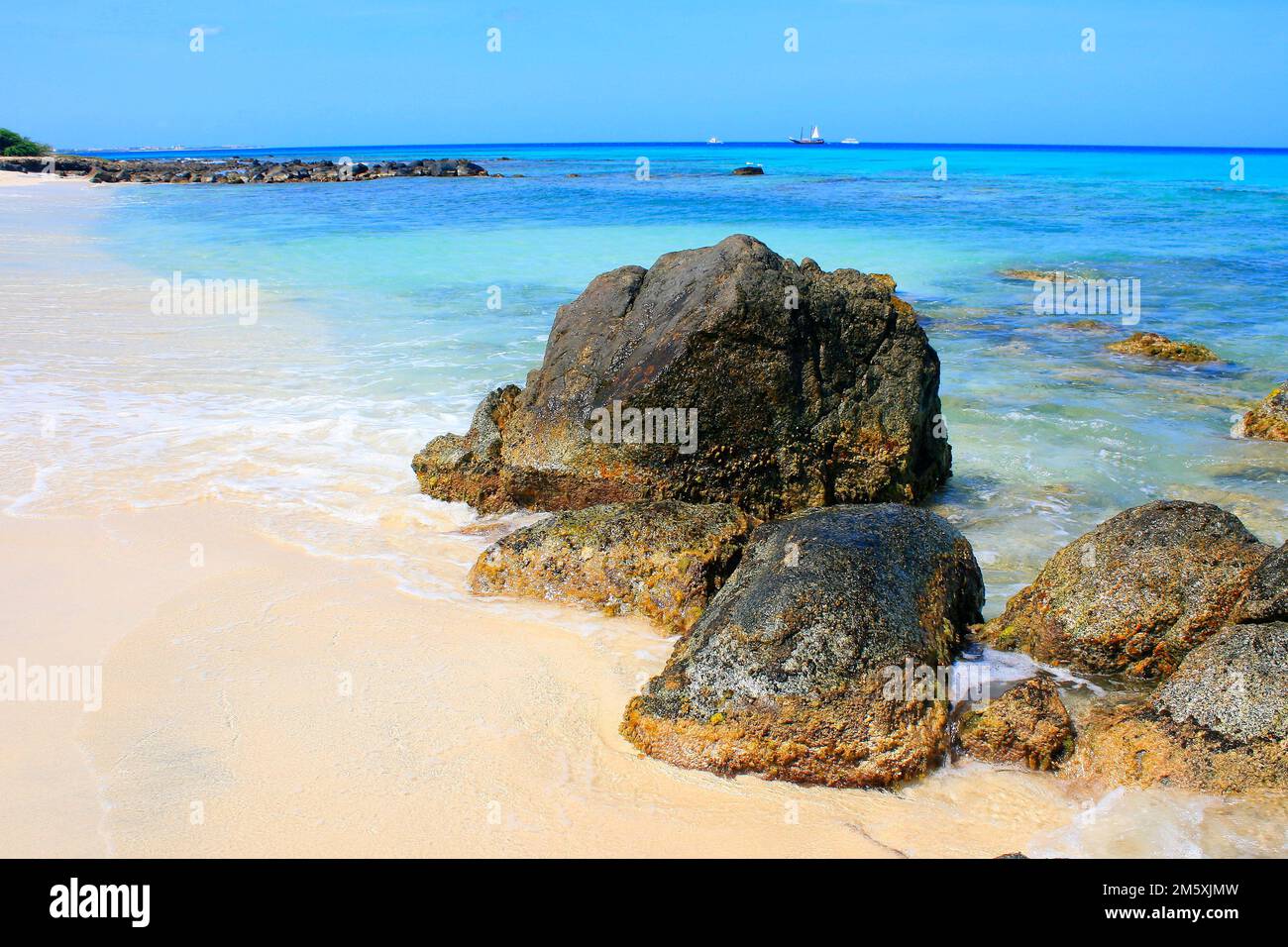 Secluded turquoise beach in Aruba, Caribbean Blue sea, Duth Antilles ...